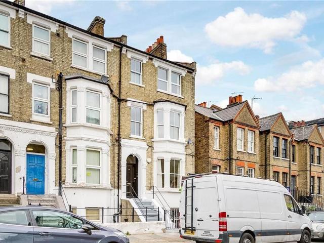 Goodwin Road, London W12 2 bed flat to rent £2,500 pcm £577 pw