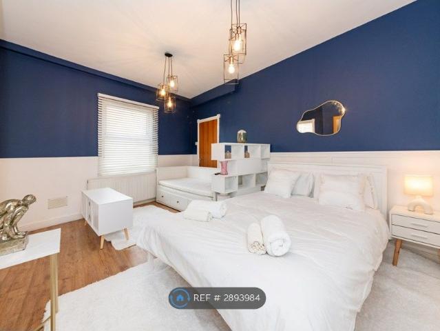 Goosbrok Road, Reading RG4, 1 bed flat to rent, £1,500 pcm | PrimeLocation