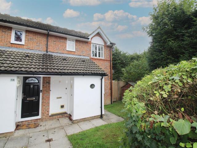 Goddard Close, Maidenbower, Crawley, West Sussex. RH10, 1 bed maisonette to rent, £1,250 pcm | PrimeLocation