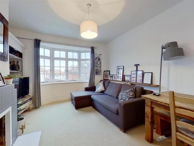 Godley Road Earlsfield London 2 bed maisonette to rent £2,200 pcm £508 pw