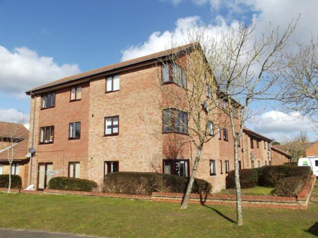 Godmanston Close, Poole, BH17 2 bed flat to rent £1,050 pcm £242 pw