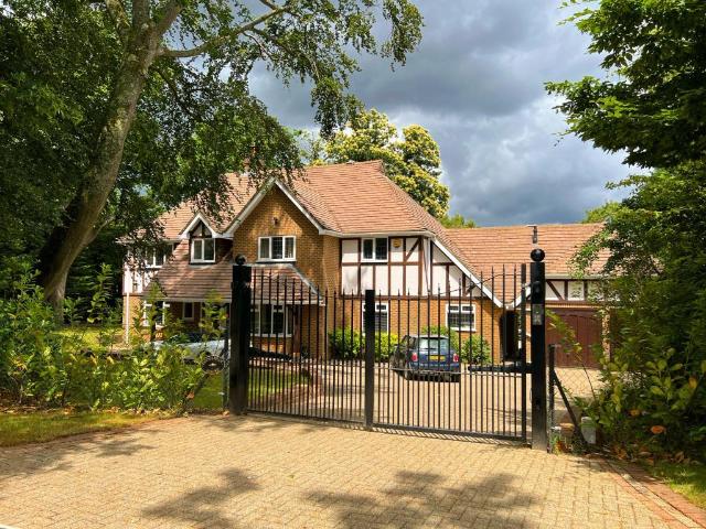 Godolphin Road, Weybridge, Surrey, KT13 5 bed detached house to rent £8,750 pcm £2,019 pw
