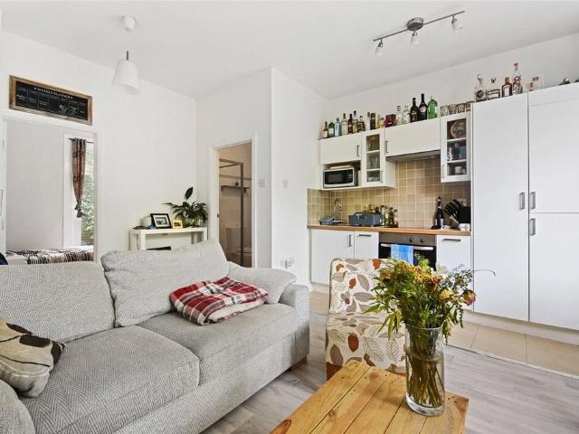 Godolphin Road, London, W12 1 bed apartment to rent £1,775 pcm £410 pw