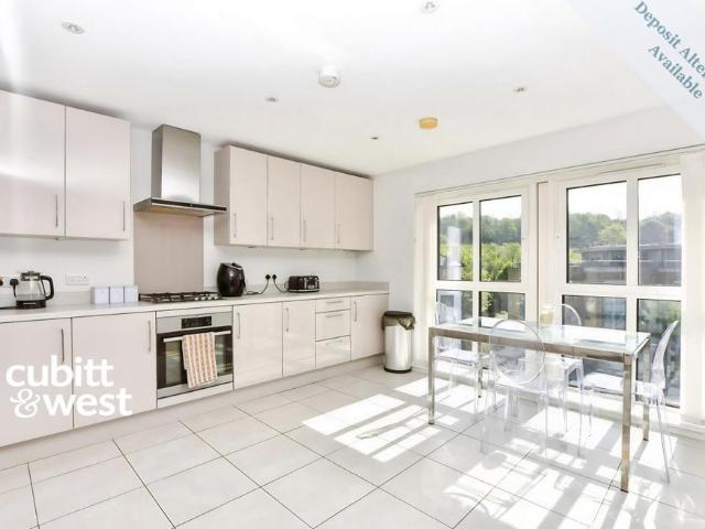 Godstone Road, Caterham CR3 2 bed apartment to rent £2,000 pcm £462 pw
