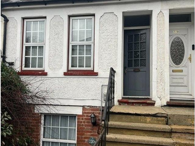 Godstone Road, Whyteleafe CR3, 1 bed maisonette to rent, £1,400 pcm | PrimeLocation