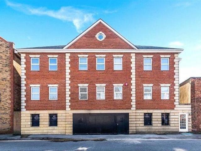 Gogmore Lane, Surrey KT16, 1 bed flat to rent, £1,300 pcm | PrimeLocation