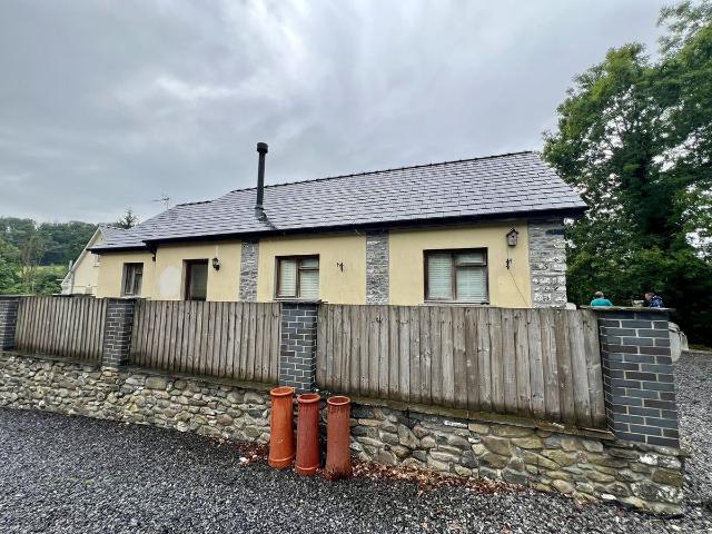 Goitre Farm, Llanwrda, Carmarthenshire SA19, 2 bed detached bungalow to rent, £825 pcm | PrimeLocation