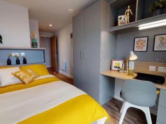 Gold En Suite