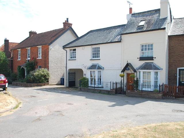Gold Hill East, Chalfont St. Peter. 3 bed end of terrace house to rent £2,100 pcm £485 pw