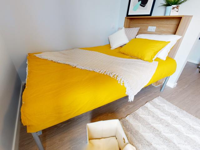 Gold Studio Plus, at iQ Sterling Court