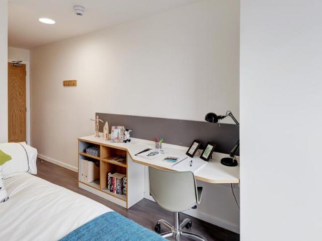 gold Two Bed Flat at Dunaskin Mill, 5. 1 bed in a flat share to rent £1,170 pcm £270 pw