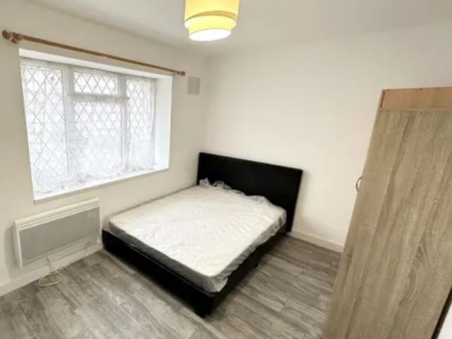 Goldbeaters Grove, The Hale, London, HA8 9DS, United Kingdom | Room for rent #166815722 | Rentberry