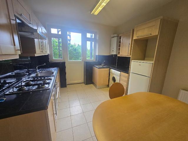 Golders Court, Woodstock Road, Golders Green, London NW11, 3 bed flat to rent, £2,195 pcm | PrimeLocation