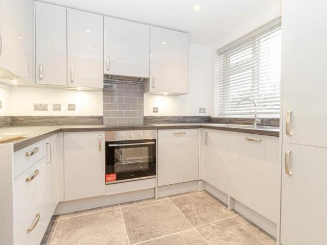 Golders Green Crescent, Nedahall. 2 bed flat to rent £2,450 pcm £565 pw