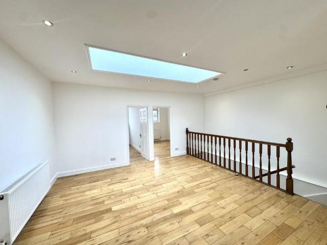 Golders Green Road, Golders Green 2 bed flat to rent £2,095 pcm £483 pw