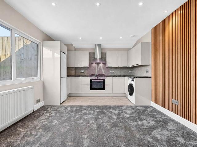 Golders Green Road, Golders Green, London NW11, 2 bed flat to rent, £2,250 pcm | PrimeLocation