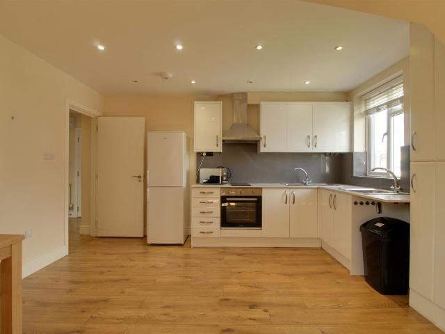 Golders Green Road, London NW11, 2 bed flat to rent, £2,000 pcm | PrimeLocation