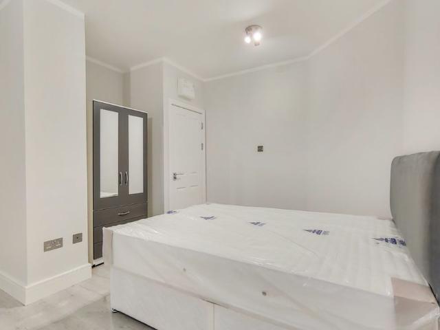 Golders Green Road, London, NW11