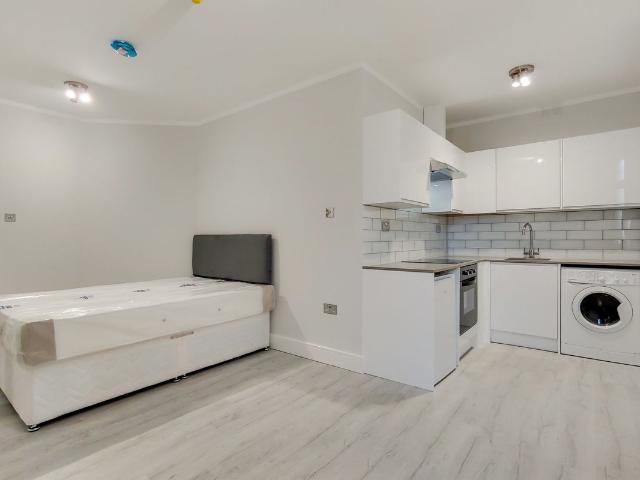 Golders Green Road, London NW11, Studio to rent, £1,500 pcm | PrimeLocation