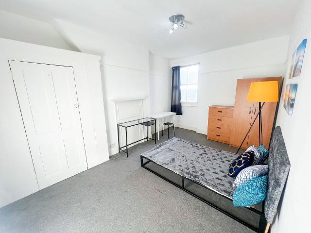 Golders Green Road, London NW11, Room to rent, £850 pcm | PrimeLocation