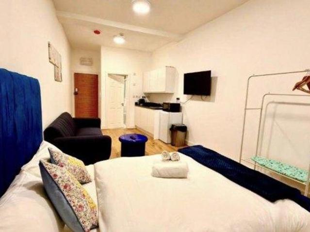 Golders Green Road Studio to rent £1,620 pcm £374 pw