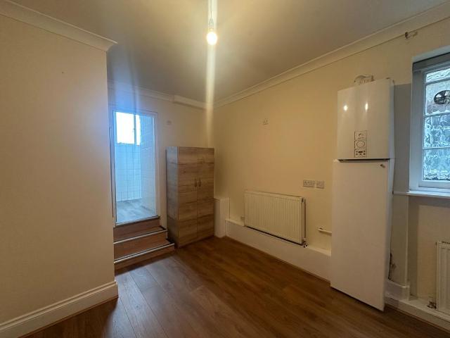 Golders Way, London NW11, Studio to rent, £1,440 pcm | PrimeLocation