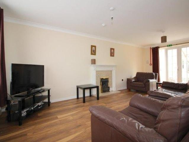 Goldfinch Close 6 bed house share to rent £3,246 pcm £749 pw