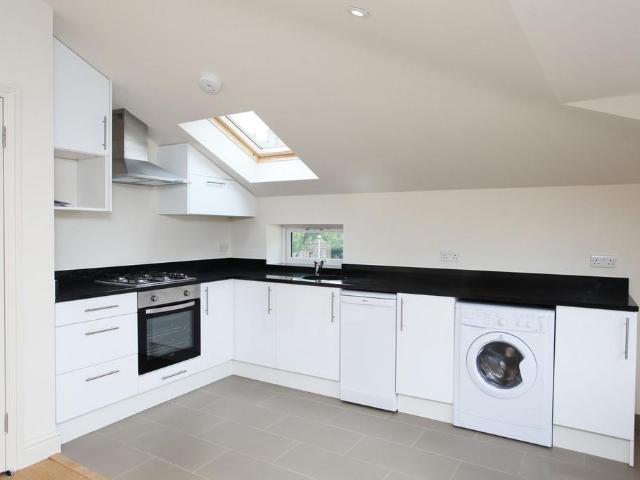 Goldhawk Road, Hammersmith W6 2 bed flat to rent £2,400 pcm £554 pw