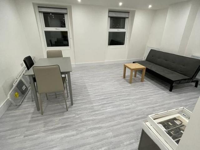 Goldhawk Road, London W12, 2 bed flat to rent, £2,300 pcm | PrimeLocation