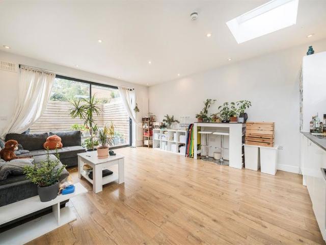 Goldhawk Road, London W12, 2 bed flat to rent, £3,000 pcm | PrimeLocation