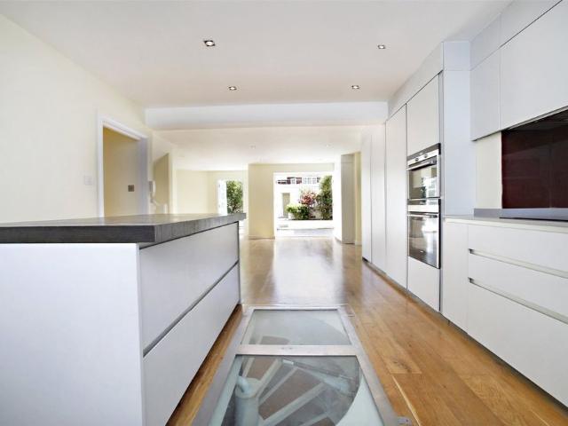 Goldhawk Road, London, W12 8EJ