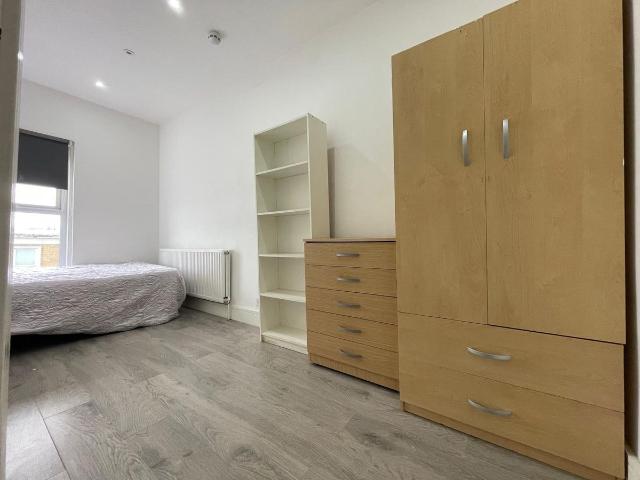 Goldhawk Road, London W12, Room to rent, £1,150 pcm | PrimeLocation