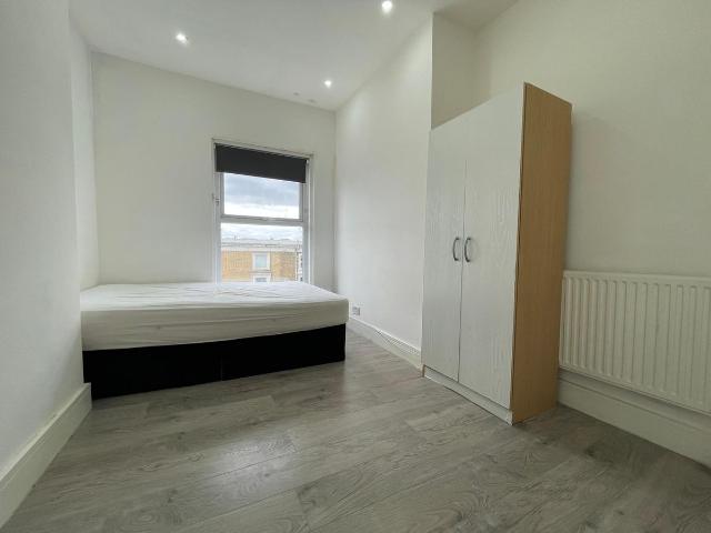 Goldhawk Road, London W12, Studio to rent, £1,200 pcm | PrimeLocation