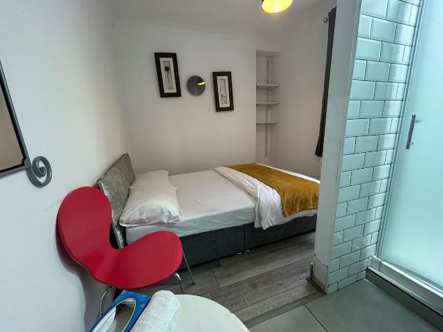 Goldhawk Road, London W12, 2 bed shared accommodation to rent, £925 pcm | PrimeLocation