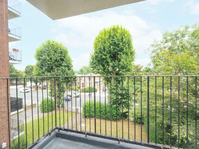 Goldhawk Road, Ravenscourt Park, London W12, 2 bed flat to rent, £2,600 pcm | PrimeLocation