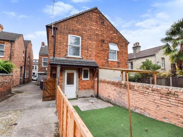 Goldington Avenue, Bedford MK40, 2 bed maisonette to rent, £950 pcm | PrimeLocation