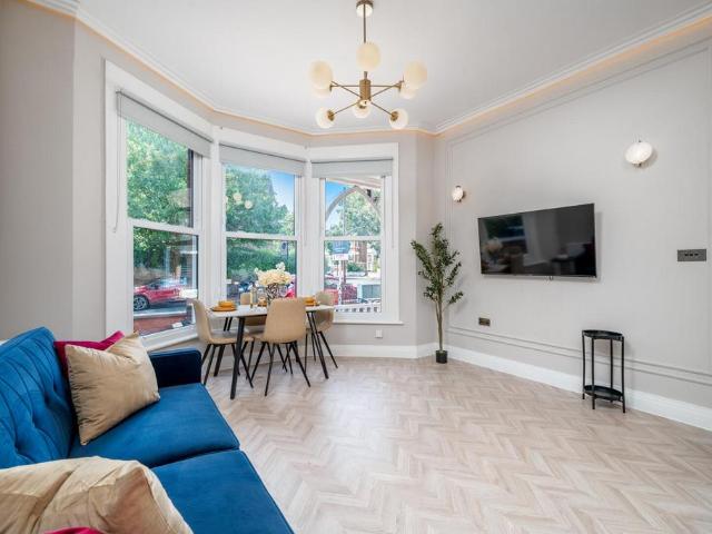 Goldsmith Avenue, Acton, Ealing, W3 6HW 2 bed flat to rent £2,750 pcm £635 pw