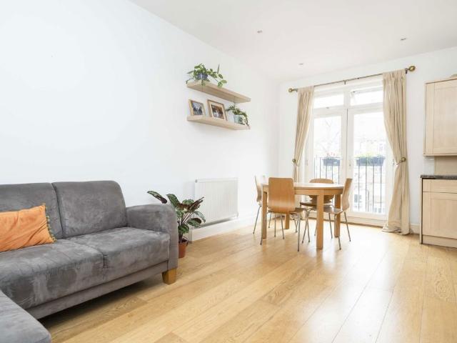 Goldsmiths Row, Broadway Market E2, 2 bed flat to rent, £2,300 pcm | PrimeLocation