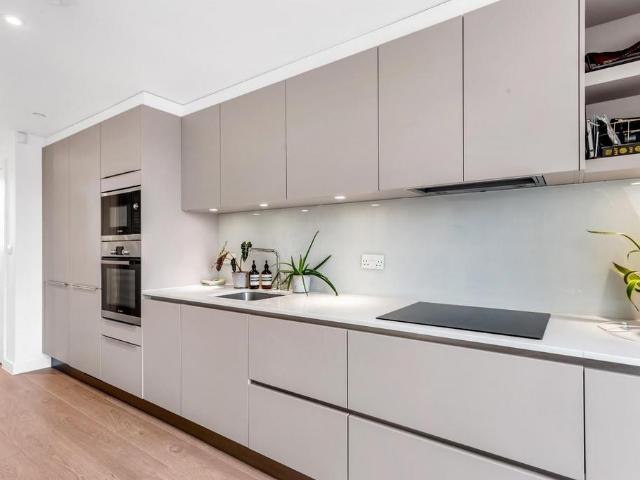 Goldsmiths Row, London, E2 1 bed apartment to rent £2,650 pcm £612 pw