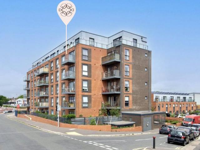Goldstone Lane, Hove, East Sussex, BN3 2 bed apartment to rent £1,900 pcm £438 pw