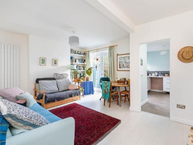 Goldstone Villas, Hove 1 bed flat to rent £1,675 pcm £387 pw