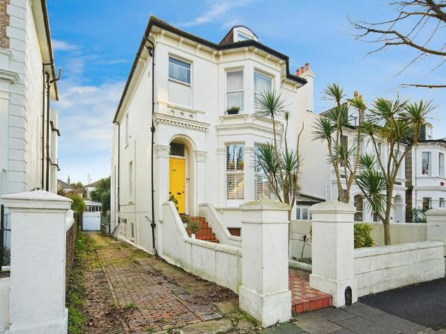 Goldstone Villas, Hove, BN3 3 bed flat to rent £2,200 pcm £508 pw