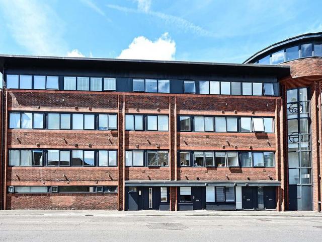 Goldsworth Road, Woking, GU21 1 bed apartment to rent £1,150 pcm £265 pw