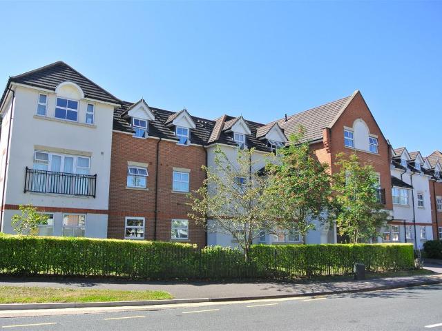 Goldsworth Road, Woking GU21, 2 bed flat to rent, £1,600 pcm | PrimeLocation