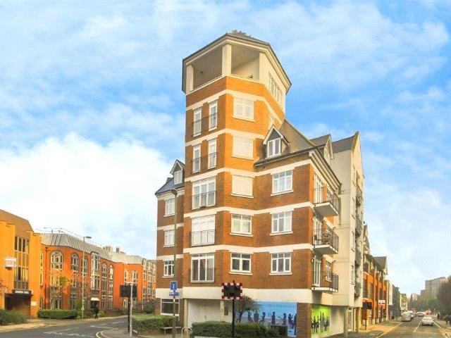 Goldsworth Road, Woking, Surrey, GU21 1 bed apartment to rent £1,275 pcm £294 pw
