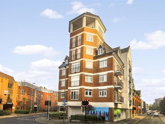 Goldsworth Road, Woking, Surrey, GU21 2 bed apartment to rent £1,550 pcm £358 pw