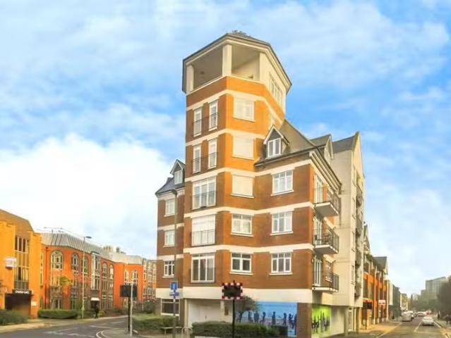 Goldsworth Road, Woking, Surrey, GU21 6JY