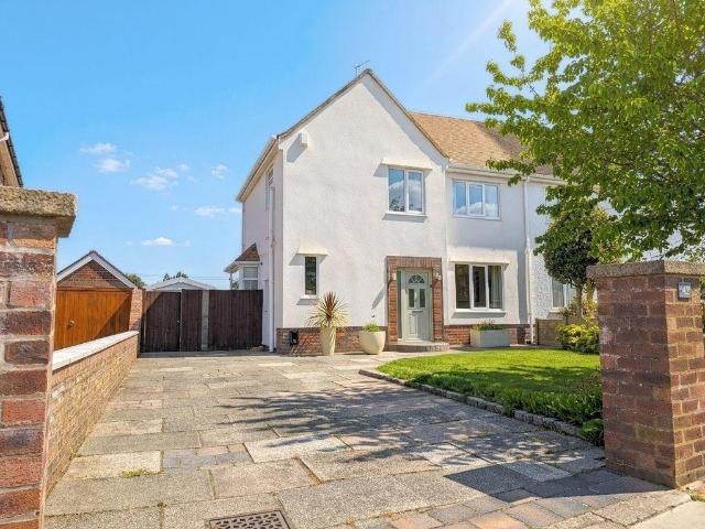 Golf Open 2026 Lynton Road. 3 bed property to rent £30,333 pcm £7,000 pw