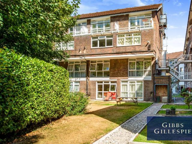 Goral Mead, Rickmansworth. 2 bed flat to rent £1,650 pcm £381 pw