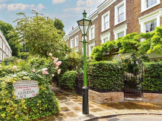 Gordon Place, Kensington, W8 3 bed townhouse to rent £7,800 pcm £1,800 pw